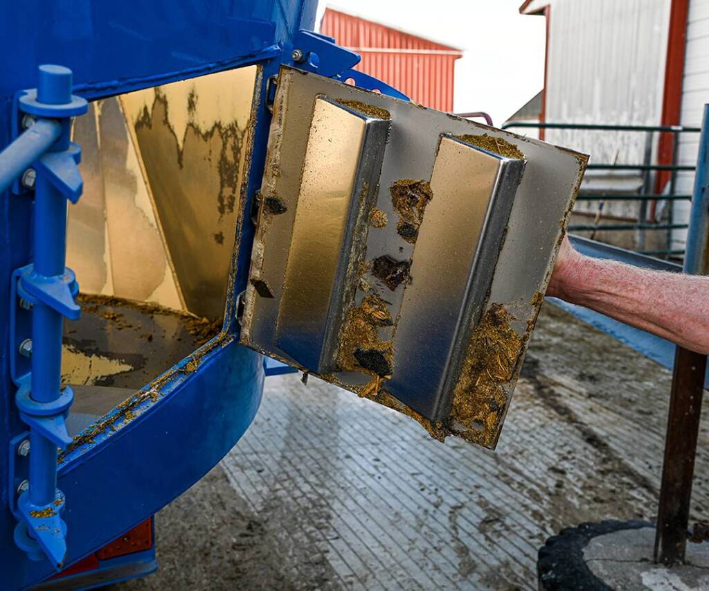 HOW CAN A MAGNET IMPROVE YOUR HERD’S HEALTH? Mixer Magnets Catch Tramp ...